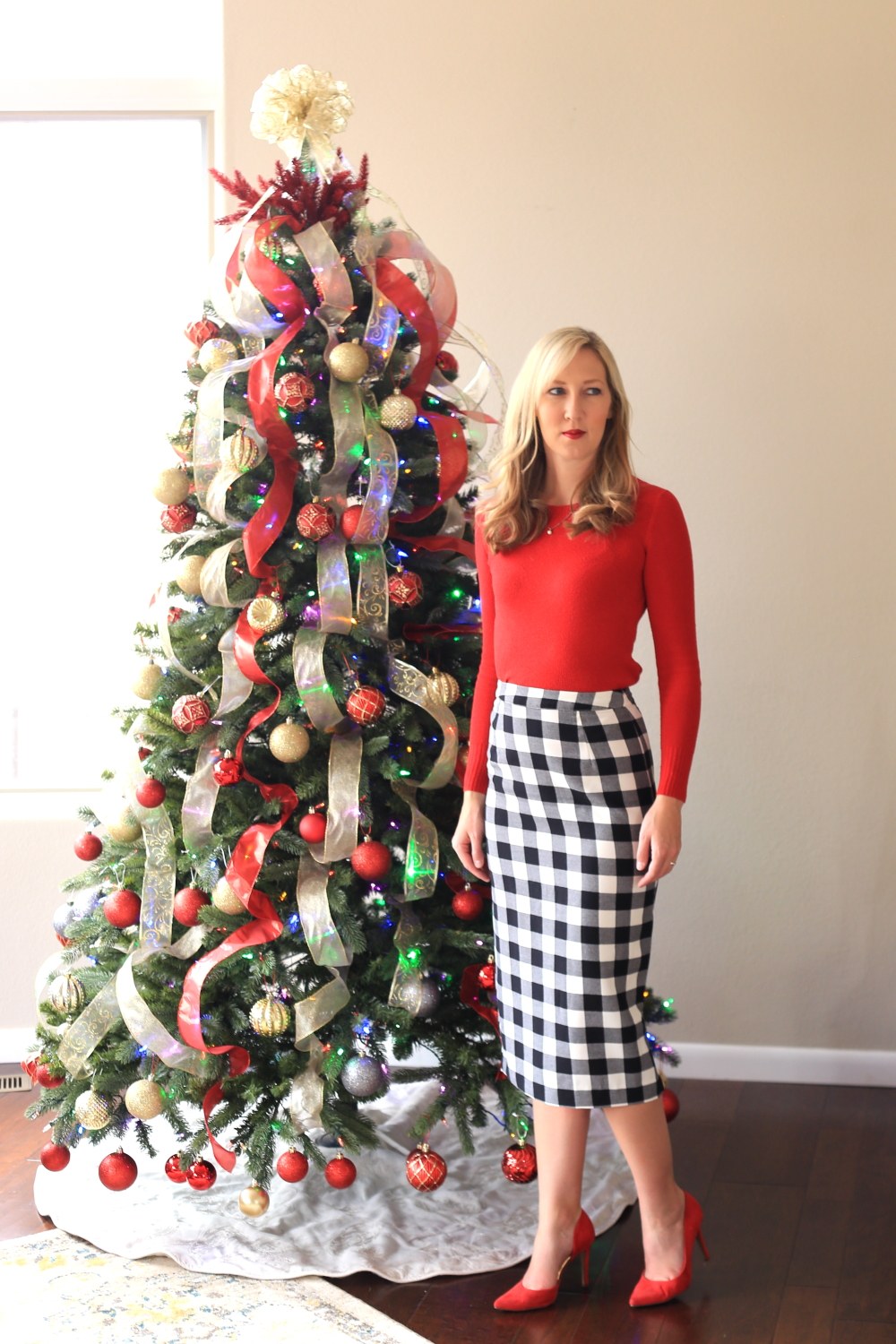 14 Chic Modest Holiday Outfits To Try Out - Cleo Madison